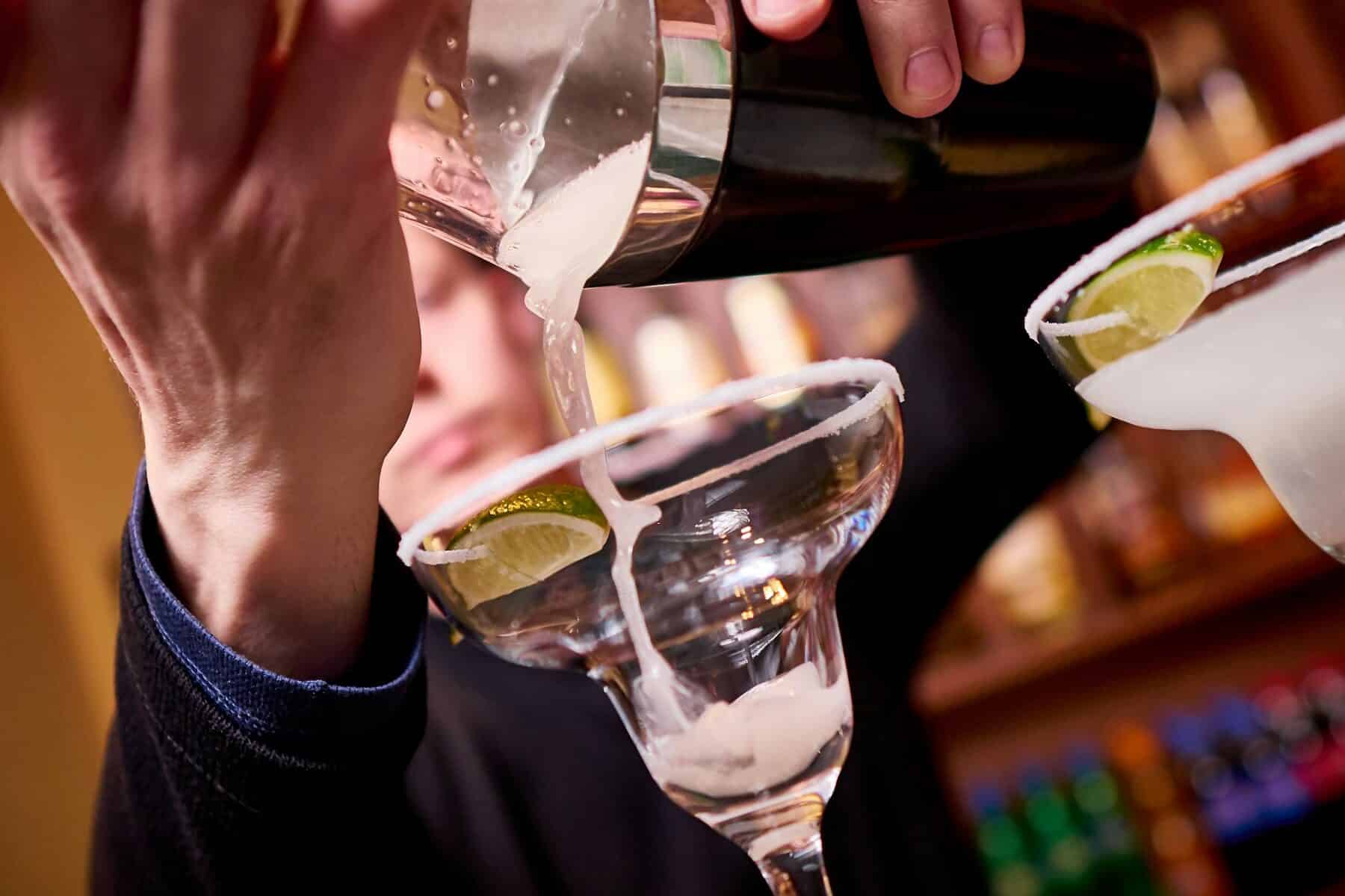 Diferencia entre barman y bartender: Tareas y funciones - Gestión de ...